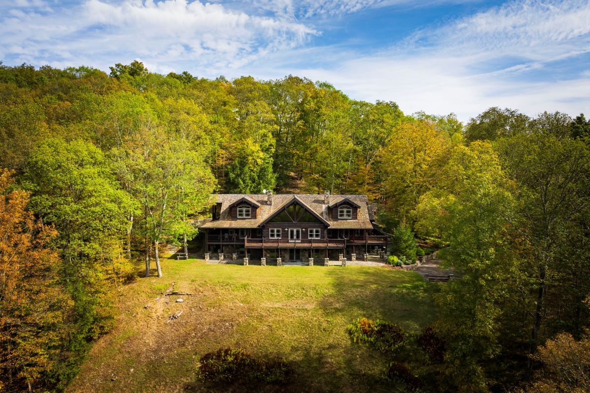 Plutarch Lodge Is an Alpine Escape on 41 Acres in Highland