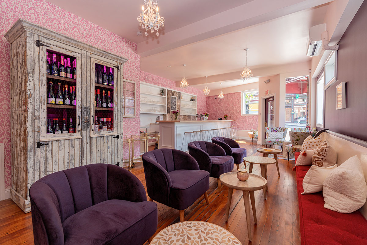 Coupe Champagne Bar Pours Bubbly in Wappingers Falls